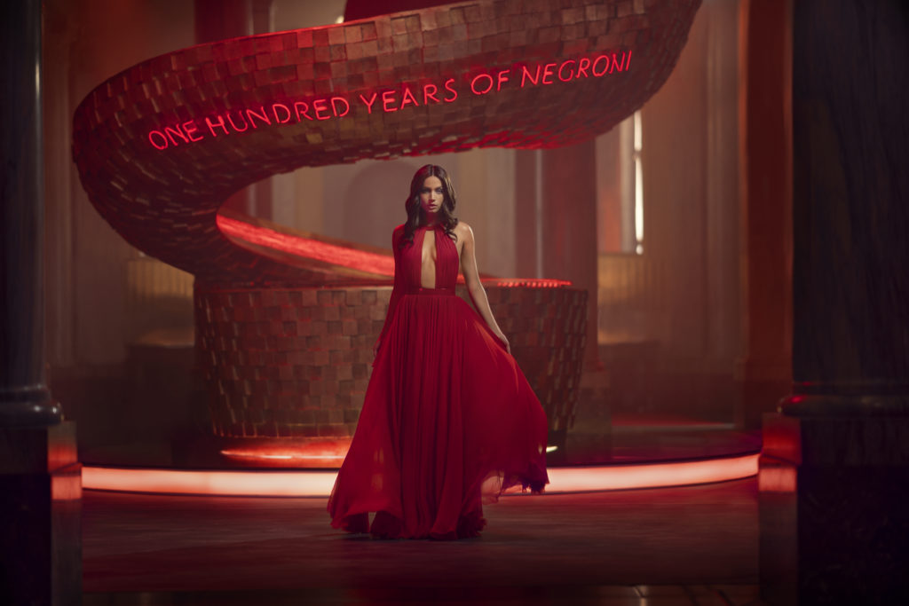 Ana De Armas e Matteo Garrone protagonisti di Campari Red Diaries col ...